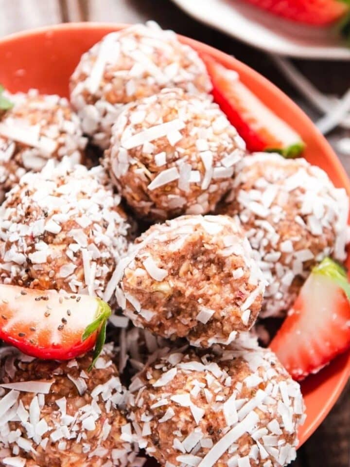 No Bake Strawberry Almond Energy Balls - Cozy Peach Kitchen